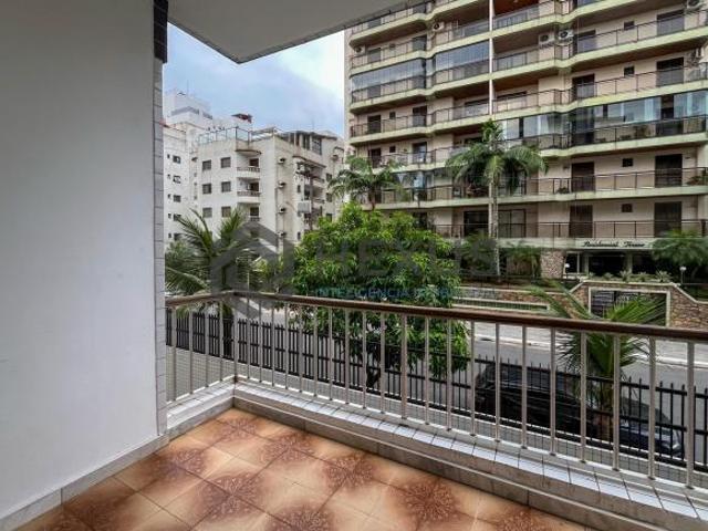 Apartamento com varanda na Praia da Enseada, Guarujá