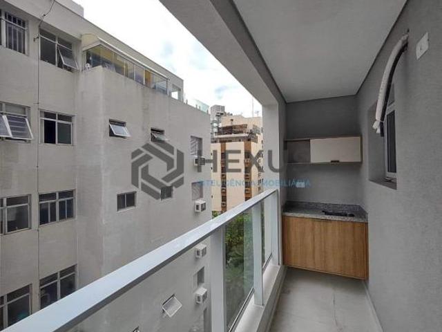 Apartamento com varanda na Praia da Enseada, Guaruja