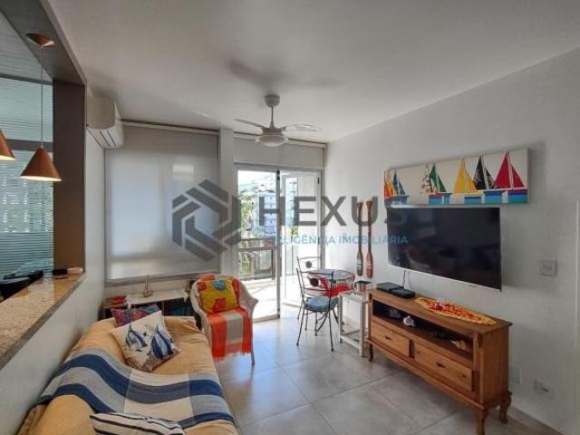 Apartamento com varanda na Praia da Enseada, Guaruja