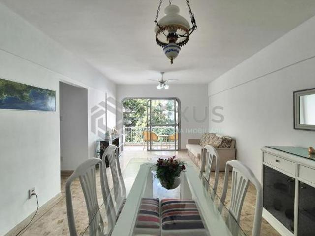 Apartamento com varanda na Praia das Pitangueiras, Guaruja