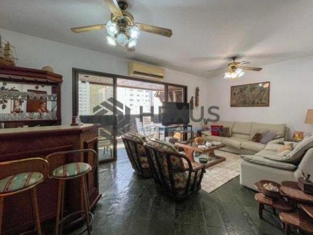 Apartamento com varanda na Praia das Pitangueiras, Guaruja