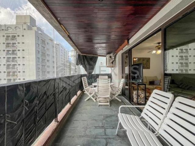 Apartamento com varanda na Praia das Pitangueiras, Guaruja