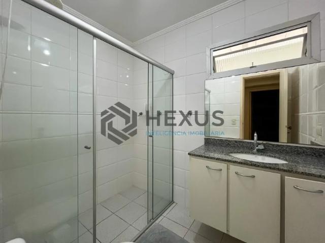 Apartamento com varanda na Praia das Pitangueiras, Guaruja