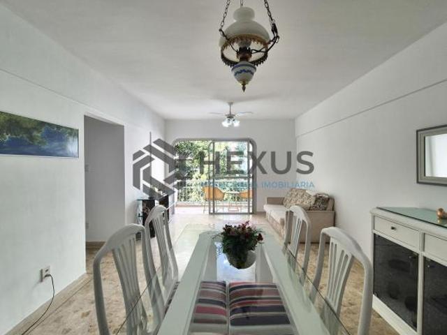 Apartamento com varanda na Praia das Pitangueiras, Guaruja