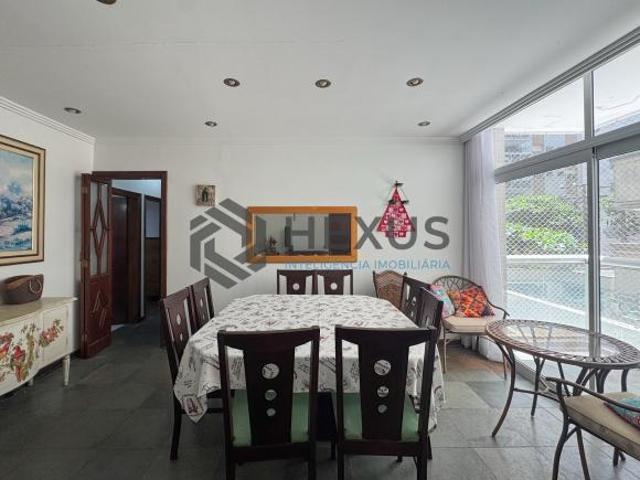 Apartamento com varanda na quadra mar da Praia das Pitangueiras, Guaruja