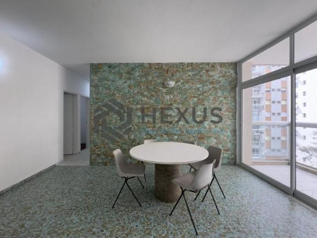 Apartamento com varanda na quadra mar da Praia das Pitangueiras, Guaruja