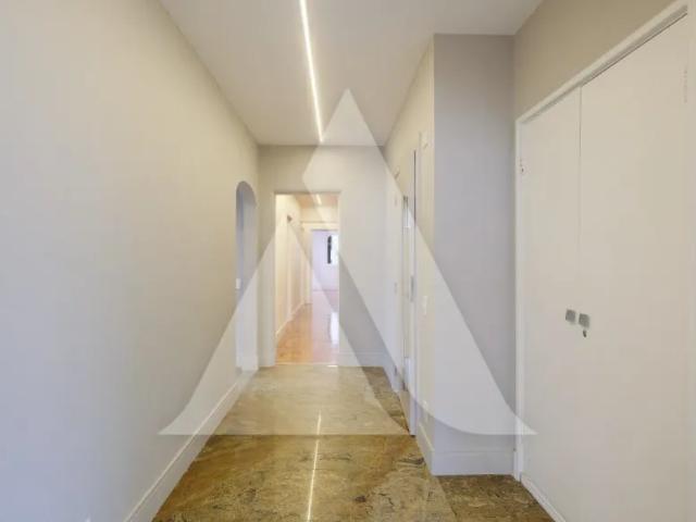 Apartamento com varanda próximo Oscar Freire