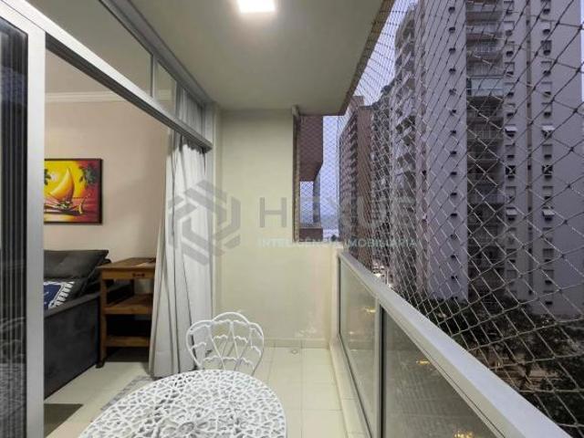 Apartamento com varanda, reformado, vista mar a uma quadra da Praia das Pitangueiras, Guarujá SP 2