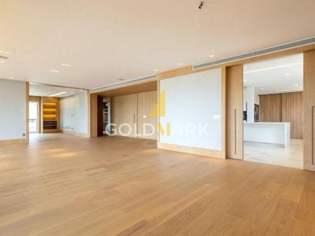 Apartamento com vista incrível, com 3 suítes, amplo terraço integrado à sala e 5 vagas. 401 m2 de lu