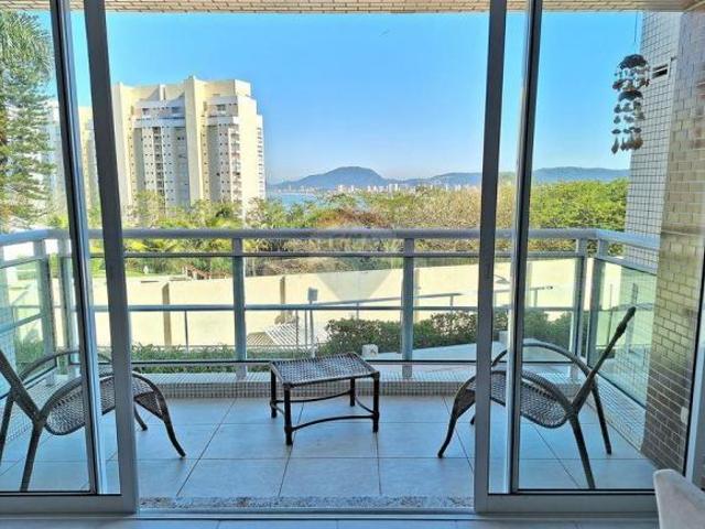 Apartamento com vista mar à venda na Enseada Guarujá