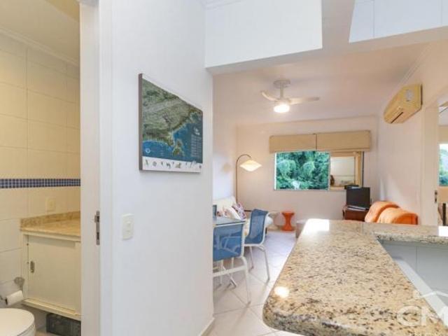 Apartamento com Vista Mar e Acesso Direto à Praia das Toninhas, Ubatuba 1 Suíte, 68m²