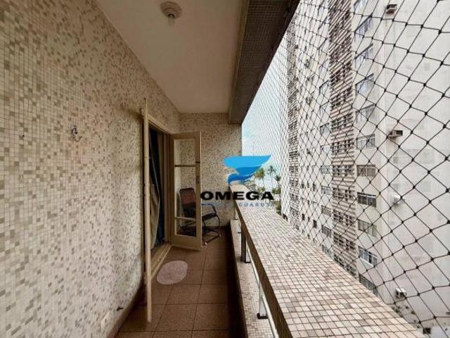 Apartamento com vista parcial à venda na praia das Pitangueiras no Guarujá I Omega Imoveis