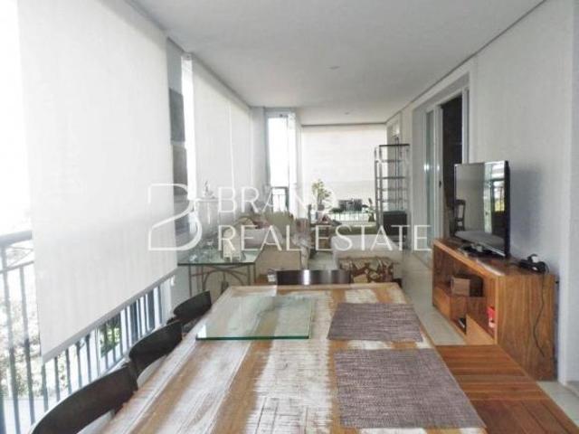 Apartamento com vista para a copas das árvores, localizado no Campo Belo