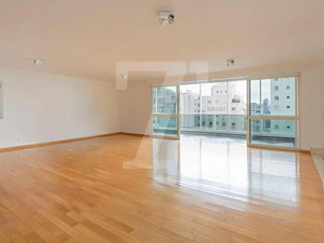 Apartamento com vista para o Paulistano em edifício de arquitetura brutalista