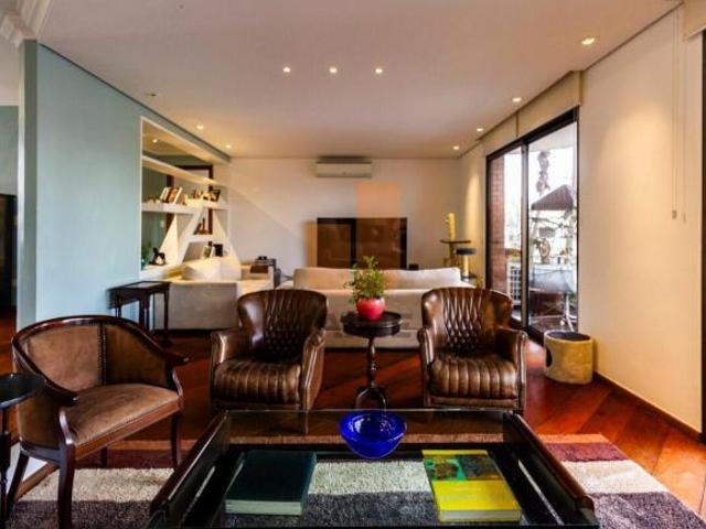 Apartamento com vista para o vale do Pacaembu em rua arborizada.04 dormitórios,03 vagas em Perdizes