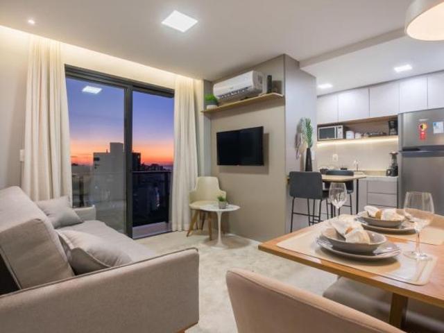 Apartamento completamente mobiliado e decorado, sacada, churrasqueira e vaga, com vista!