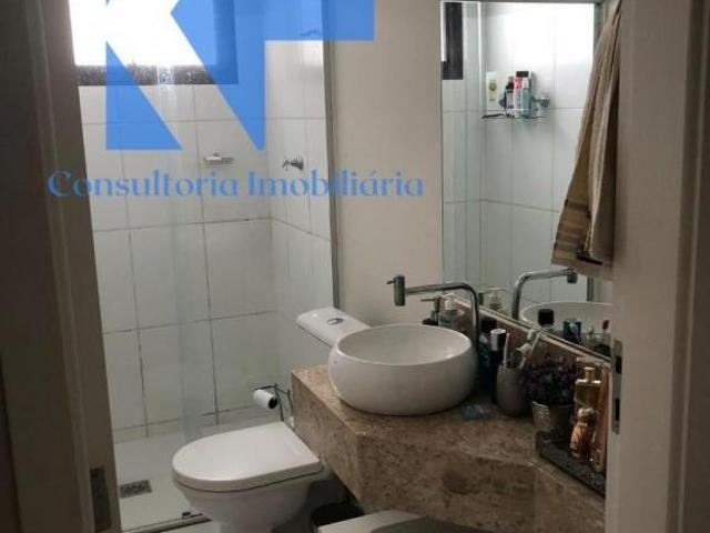 Apartamento confortável com 58m², em andar baixo, com 2 dormitórios com planejados, sala com varand