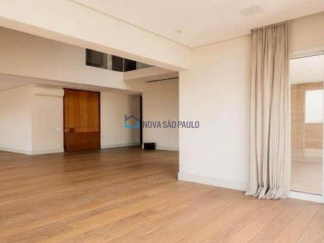 Apartamento Cobertura de 641m², a 1.200 metros do metro Campo Belo