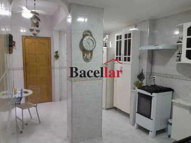 Apartamento Claro e Arejado na Praça Saens Pena