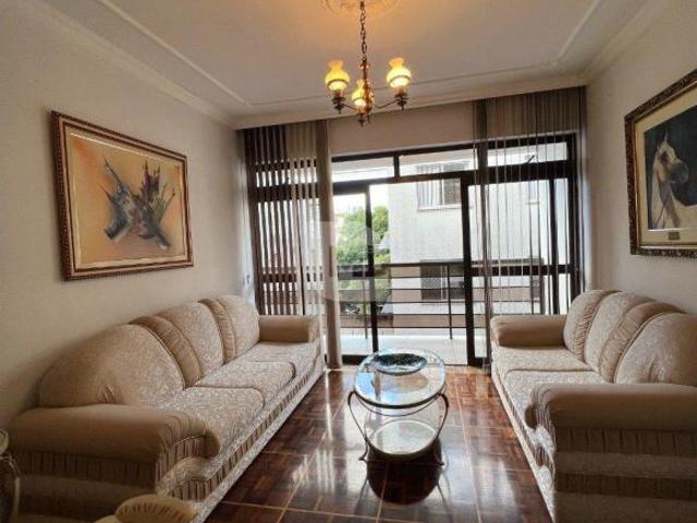 Apartamento clássico e bem localizado na Rua Doutor Carlos de Carvalho no Batel