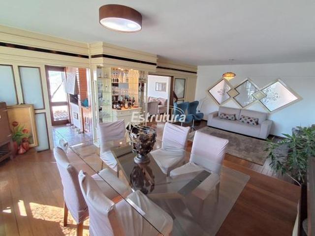 Apartamento de 4 dormitórios e 2 box no centro de Santa Maria/RS