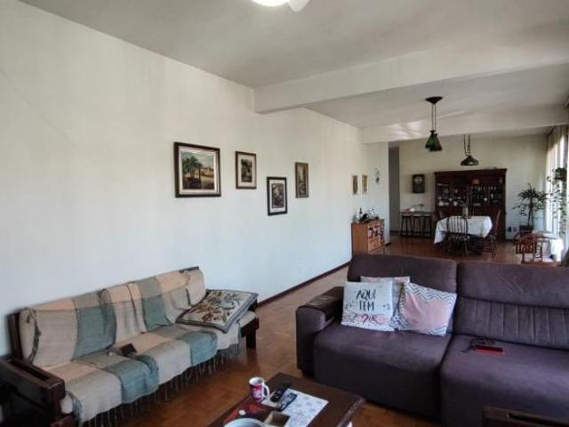 Apartamento de 4 dormitórios, 2 suítes, living amplo e arejado com sacada