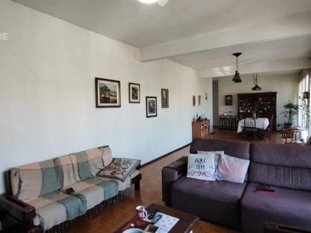 Apartamento de 4 dormitórios, 2 suítes, living amplo e arejado com sacada