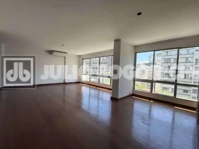 Apartamento de 4 quartos a venda no leblon, 170m2, 2 quadra praia, 2 vagas e em rua cobiçada