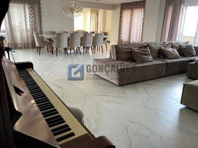 Apartamento de 4 suítes com 5 vagas e área externa de 327 m² no Campestre, Santo André – Venda