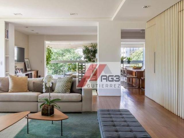 Apartamento de 4 suítes, rico em móveis planejados, com ar condicionado, varanda, lazer e 3 vagas no