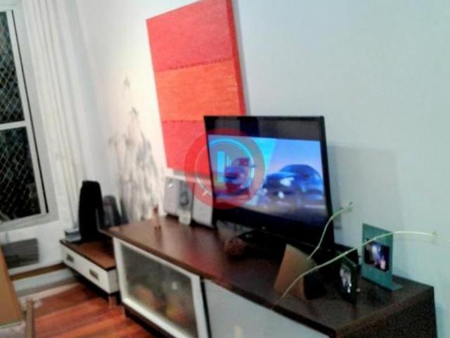 Apartamento de 50m2 com 2 quartos, sala 2 ambientes, cozinha e área de serviço e com 1 vaga de garag