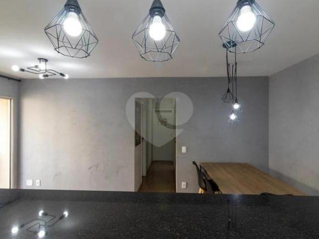 Apartamento de 55m², 2 quartos, sacada e 1 vaga próximo à Marginal Tietê