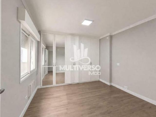 Apartamento de 56m² 2 dorms, elevador e vaga coletiva com manobrista Pompéia, 5 minutos da Praia