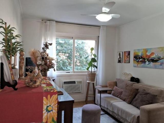 Apartamento de 58 m² com 2 quartos localizado no Bairro Menino Deus