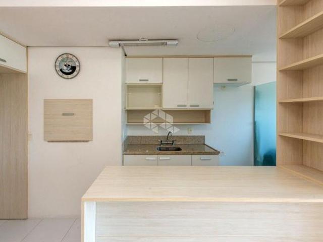 Apartamento de 65m2 de 2 dormitórios, uma suite com 2 banheiro e 1 vaga e semi mobiliado