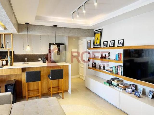 Apartamento de 71 m² à venda no coração do Campo Belo. São 2 quartos, 1 suíte e 2 vagas paralelas