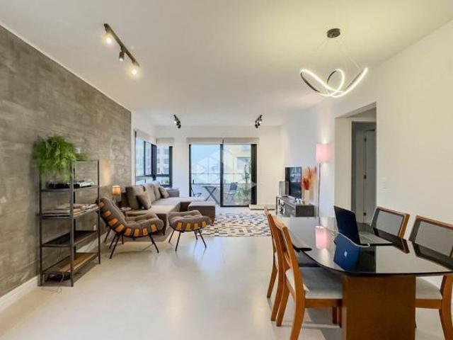 Apartamento de 94m² com 2 suítes e sacada, no Petrópolis