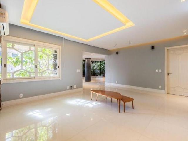 Apartamento de 03 dormitórios com suíte e 02 vagas separadas no bairro Higienópolis em Porto Alegre