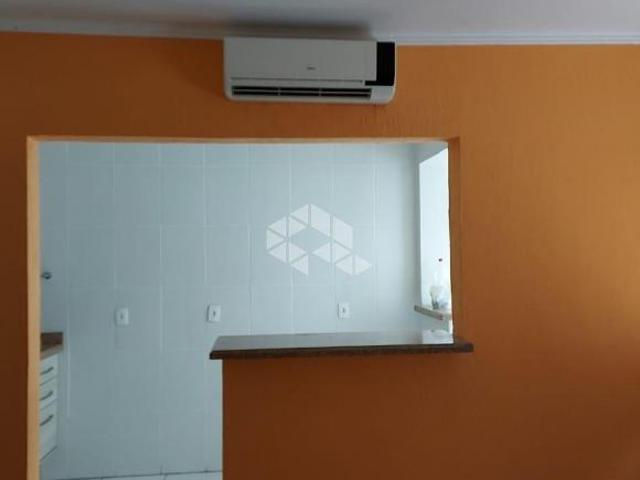 Apartamento de 01 dormitório bem iluminado e desocupado na Cidade Baixa