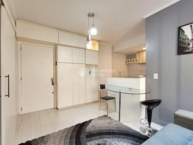 Apartamento de 01 dormitório semimobiliado com vaga de garagem no Bairro Petrópolis