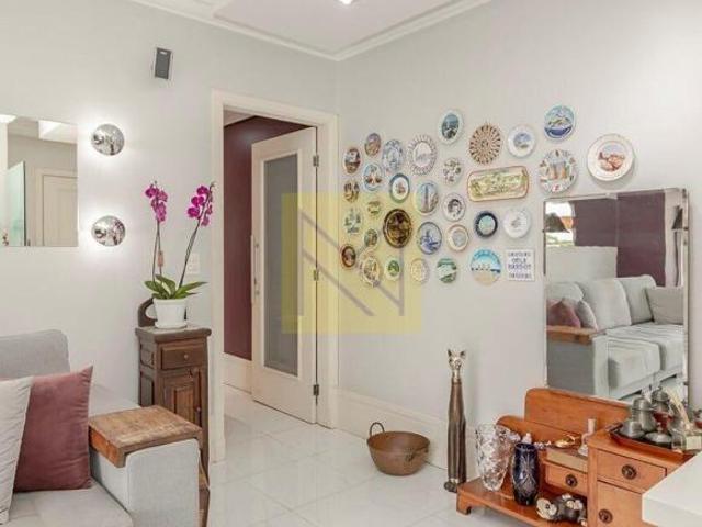 Apartamento de 02 dormitórios com suíte e 2 vagas de garagem no bairro Petropólis