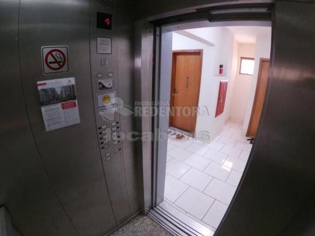 Apartamento de 02 dormitórios com armário e ar condicionado no bairro Parque Industrial
