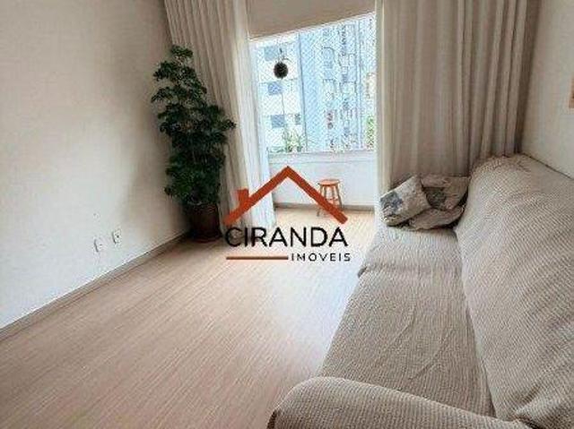 APARTAMENTO DE 02 DORMITÓRIOS COM ARMÁRIOS, SALA COM SACADA