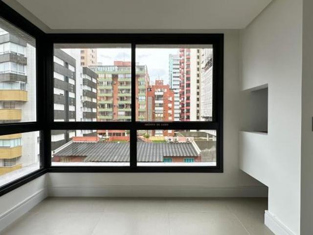 Apartamento de 02 suítes nas Quatro Praças