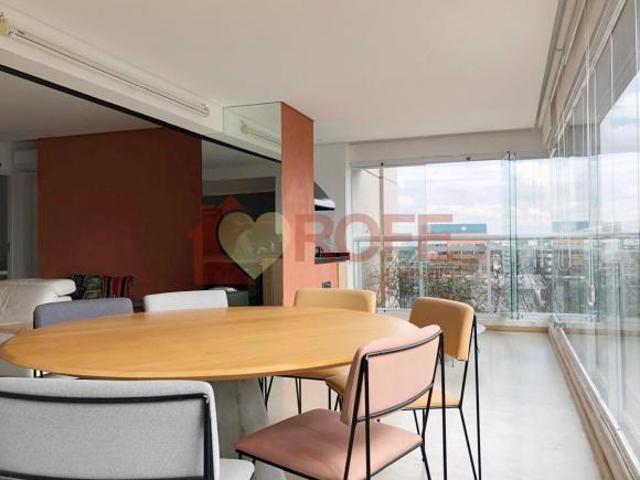 Apartamento de 105 m² com depósito, 2 suítes e 2 vagas à venda em Pinheiros. Andar alto. Prédio novo