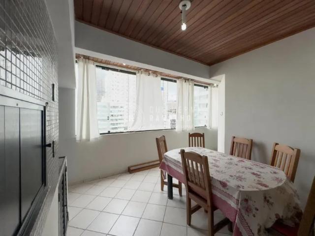 Apartamento de 106m² com Sacada com Churrasqueira e 01 Vaga no Centro de Balneário Camboriú