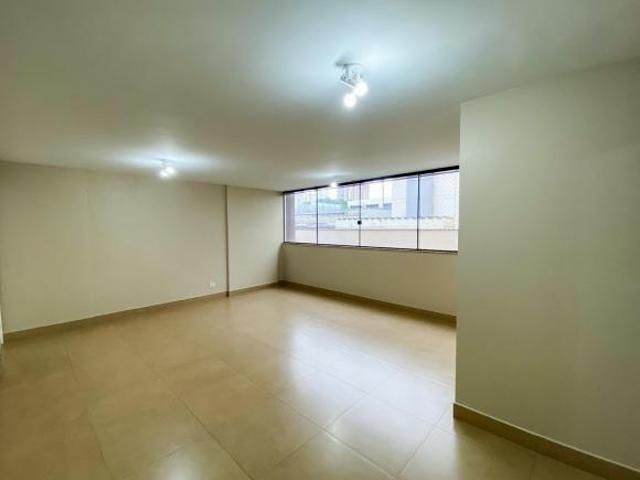 Apartamento de 109 m² com 03 quartos, sendo 01 suíte á venda no Edifício Palm Springs St. Oeste, G