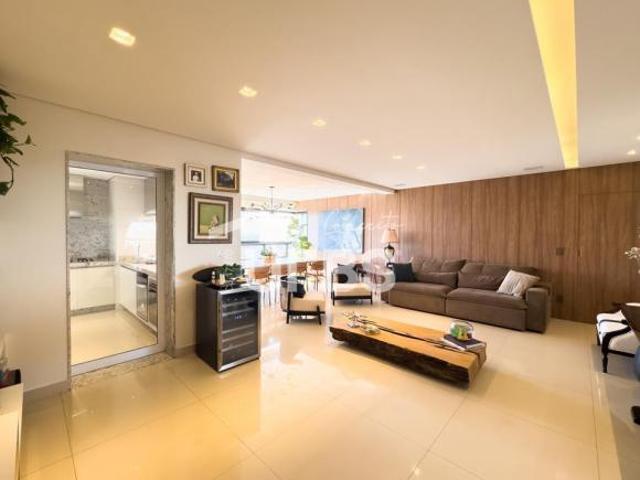 Apartamento de 121 m² com 3 suítes plenas, acabamento de alto padrão, vagas paralelas no Marista
