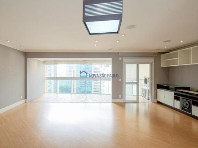 Apartamento de 124,5m² com 3 suítes com varanda integrada na Vila Olímpia