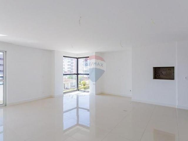 Apartamento de 134m² com 3 quartos, 1 suíte com closet, 2 demi suítes e 2 vagas